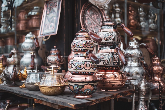 Immerse yourself in the unforgettable experience of harvesting tea ...